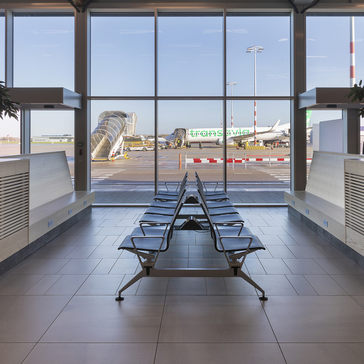 Renovation and innovation of Rotterdam Airport Terminal by Moen & van ...